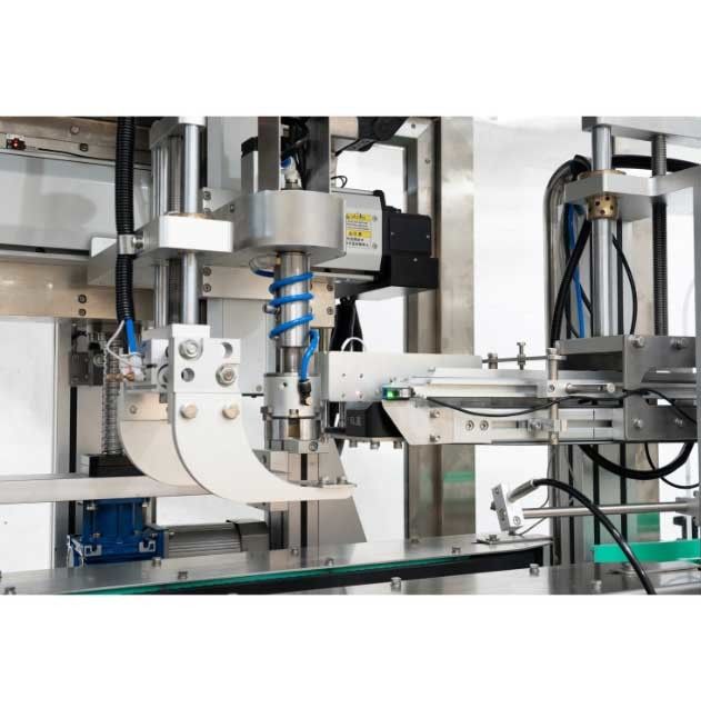 Beer Bottle Automatic Capping Machine With Cap Feeder Dual Capping Heads Tracking